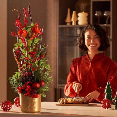 Red Christmas arrangement: Order Flowers Online | Interflora India ...